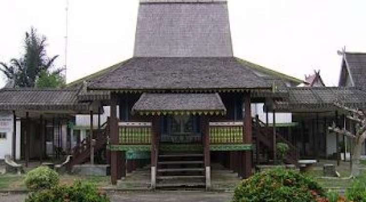 Rumah Bubungan Tinggi: Simbol Keindahan Arsitektur Tradisional Sunda ...